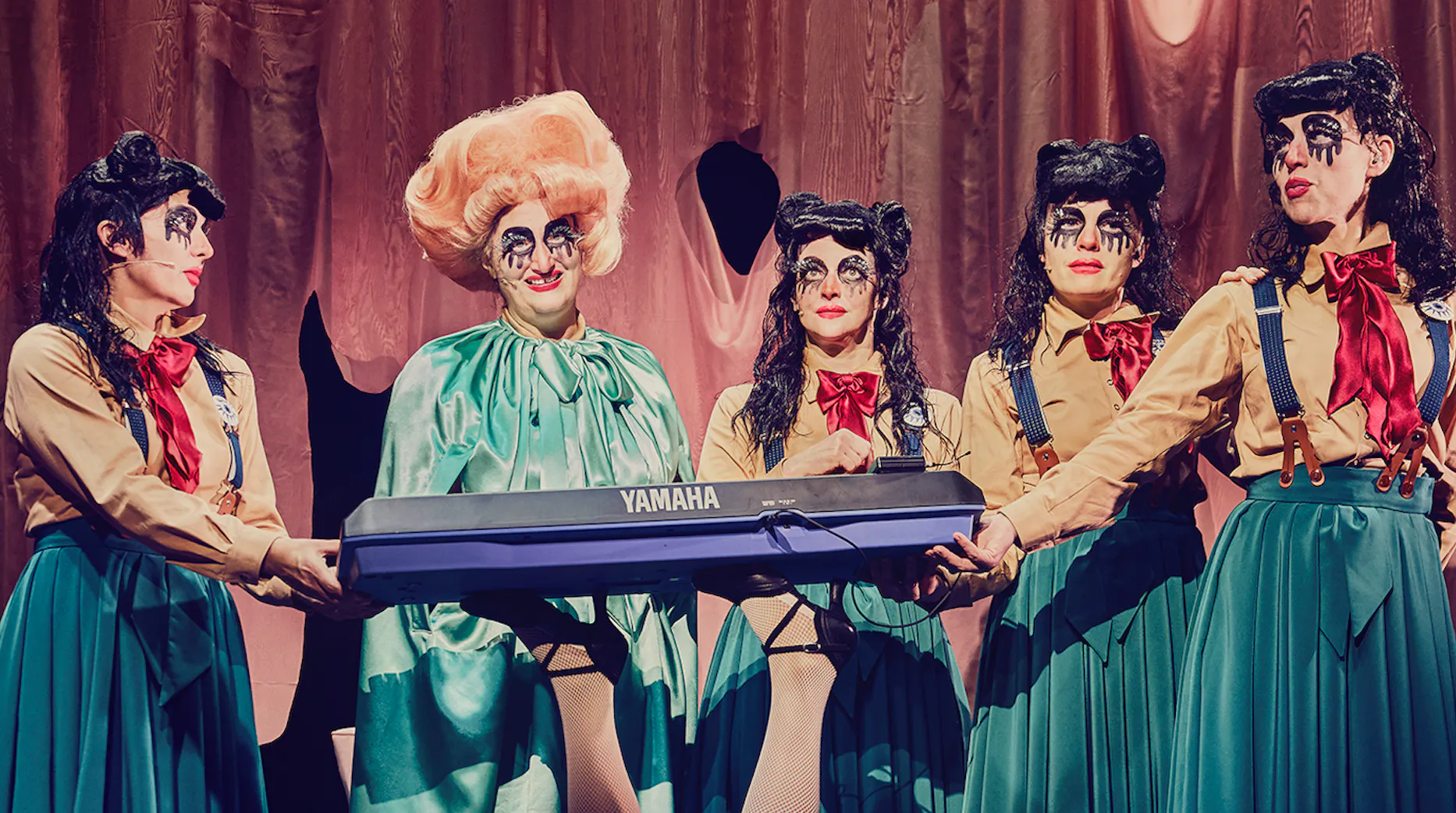 Anmeldelse af 'Sort Samvittighed #4' på Betty Nansen Teatret | Vi ...