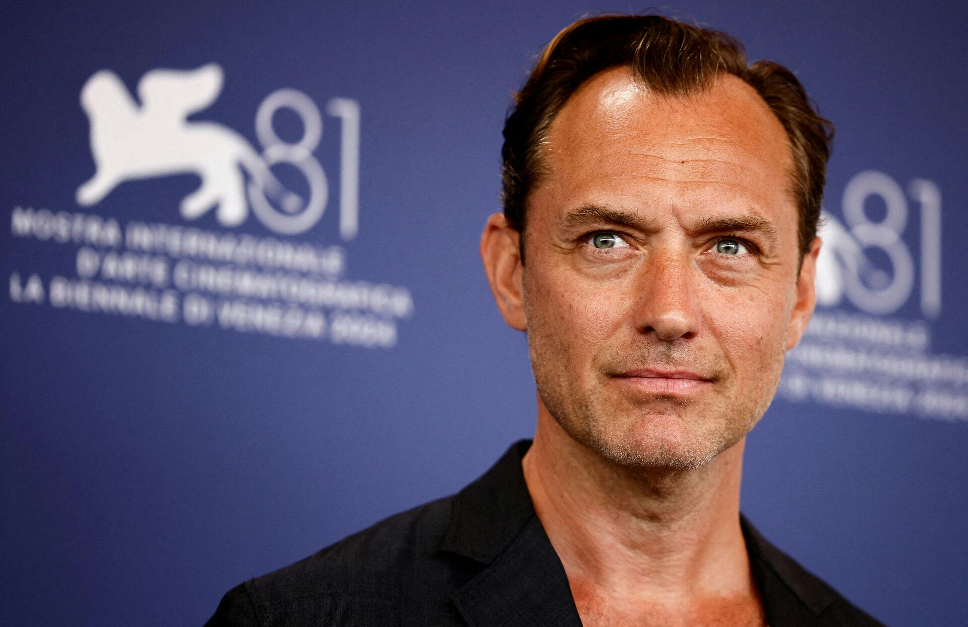 Fra charmerende daddy til gnaven kaptajn: Her er Jude Laws 10 bedste roller | Vi Elsker Serier